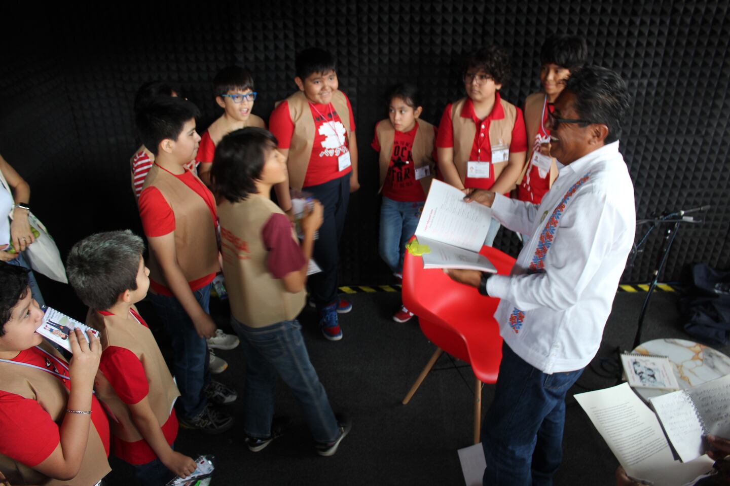 Se realiza el segundo taller de “Juguemos a ser reporteros” en la FILAH ...